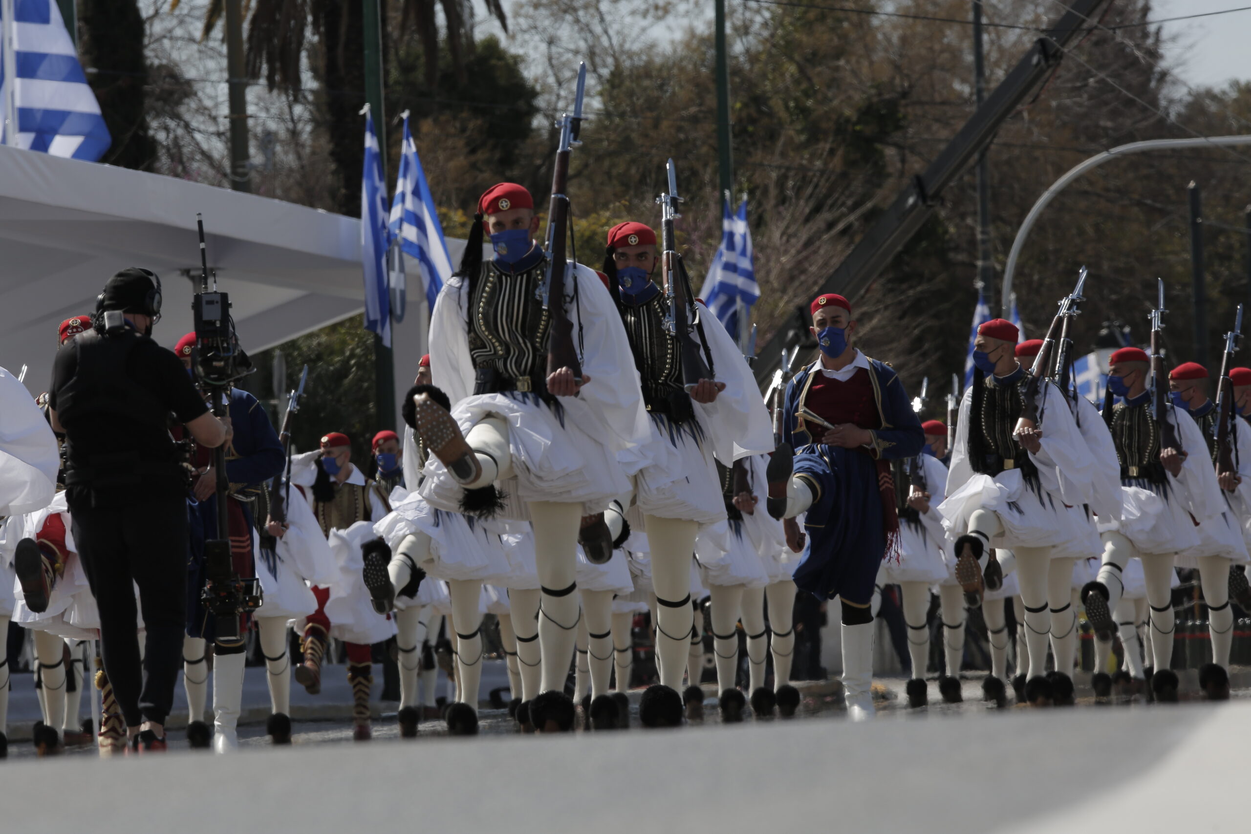 Μεγαλειώδης και ιστορική παρέλαση για τα 200 χρόνια από την Ελληνική ...