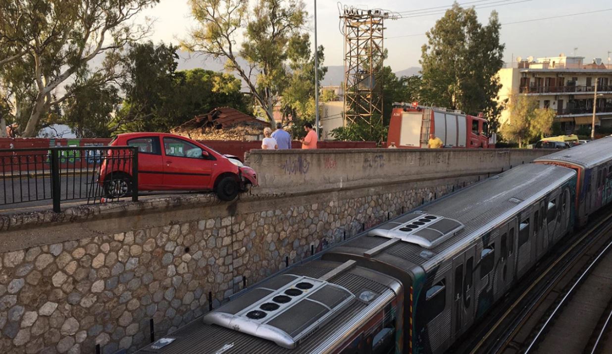 Κηφισιά: Αυτοκίνητο «καρφώθηκε» στα κάγκελα πάνω από τις γραμμές του ...